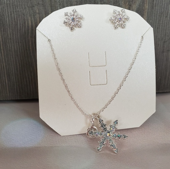 Jewelry | Nwt Snowflake Necklace Set In Gift Ornament | Poshmark